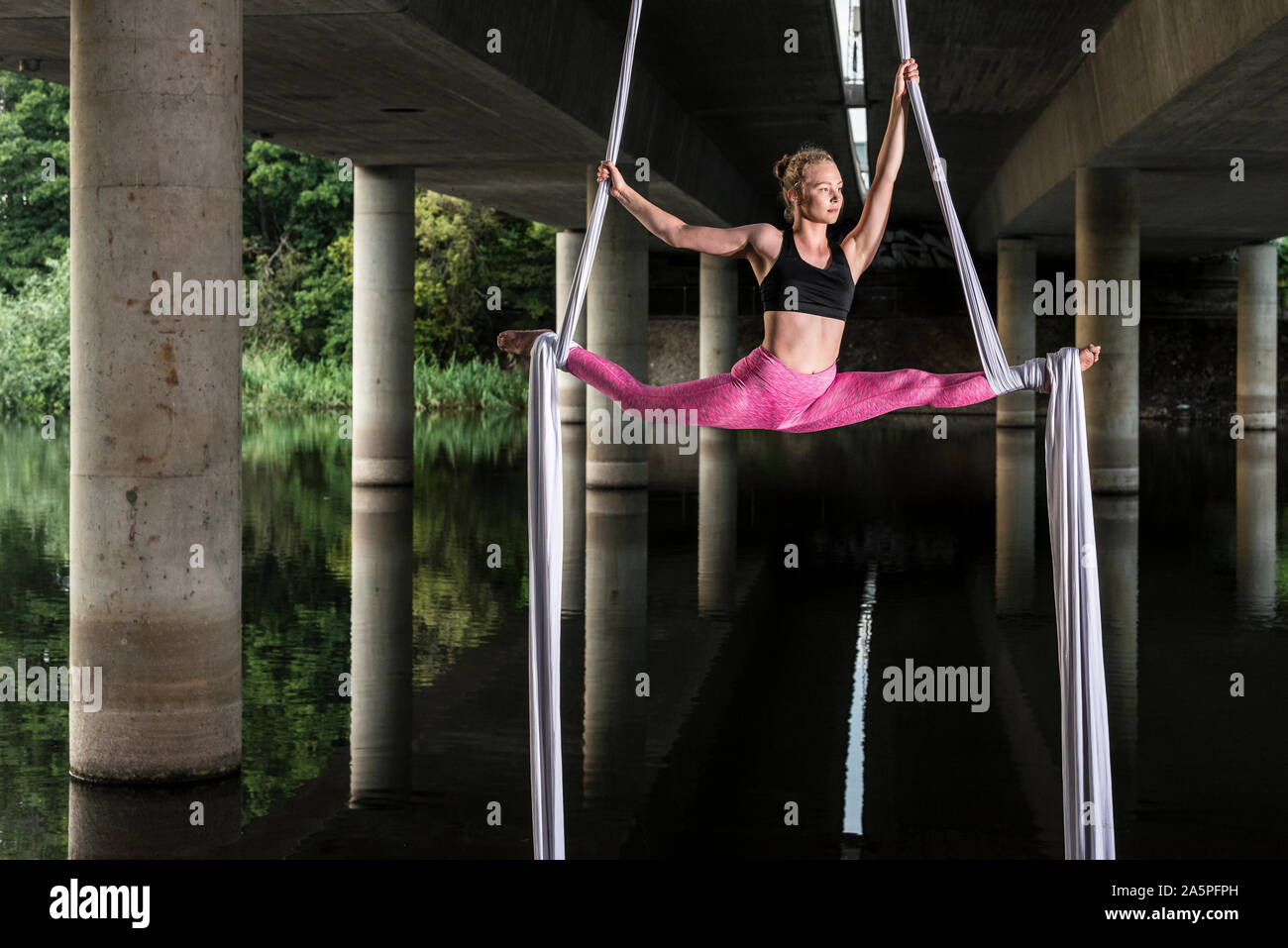 Circus performer hi-res stock photography and images - Alamy