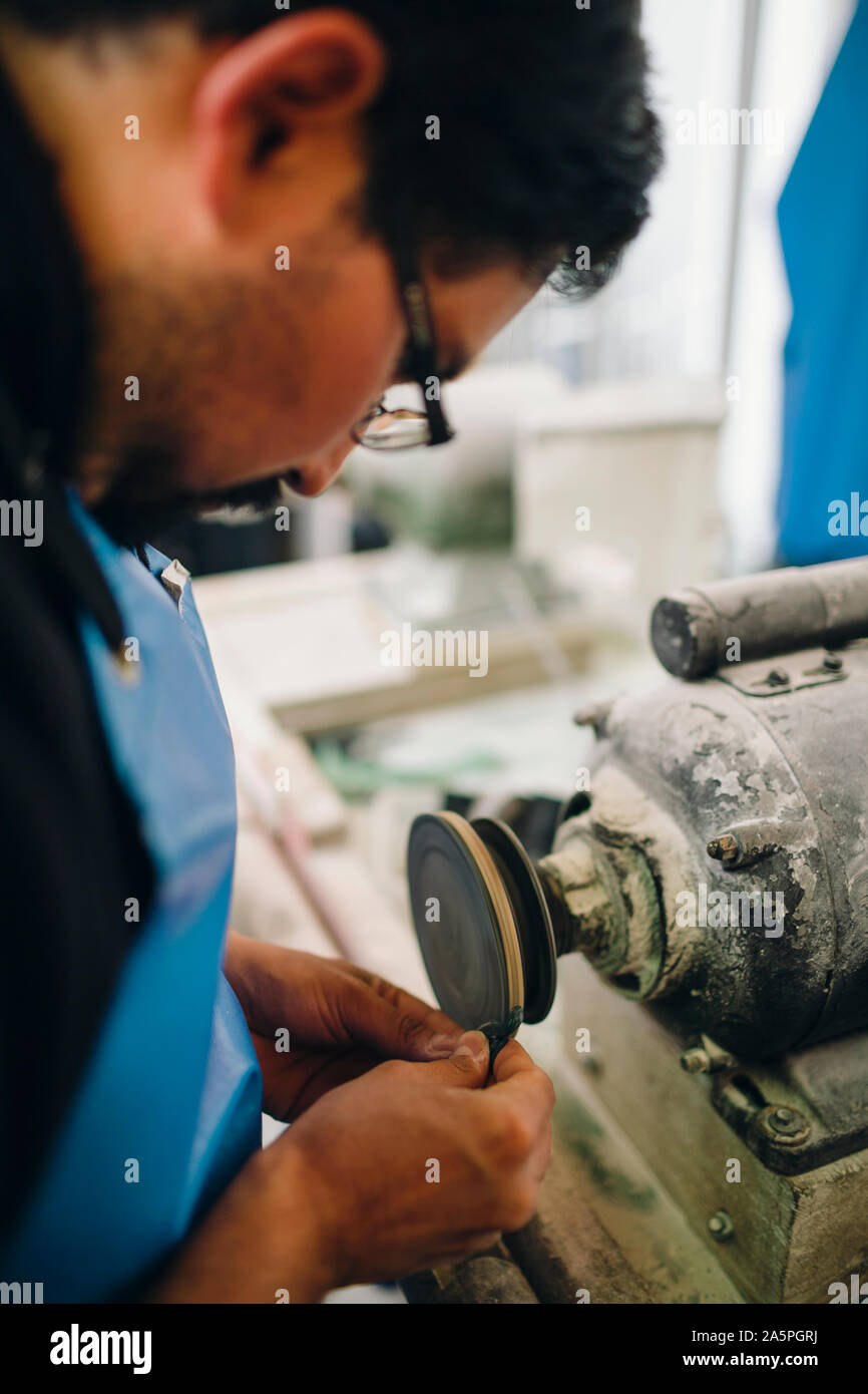 Cutting stone hi-res stock photography and images - Alamy