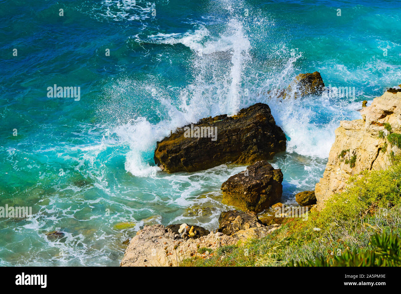 Splash on rocks hi-res stock photography and images - Alamy