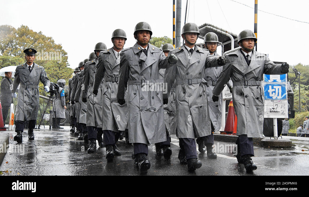 Tokyo, Japan. 22nd Oct, 2019. Members of Japan Ground Self-Defense ...