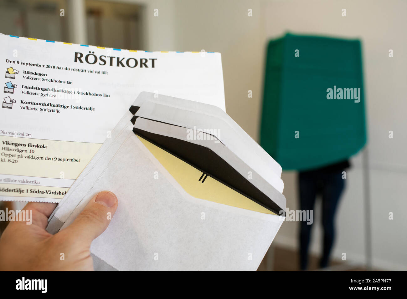 Hand holding voting card Stock Photo - Alamy