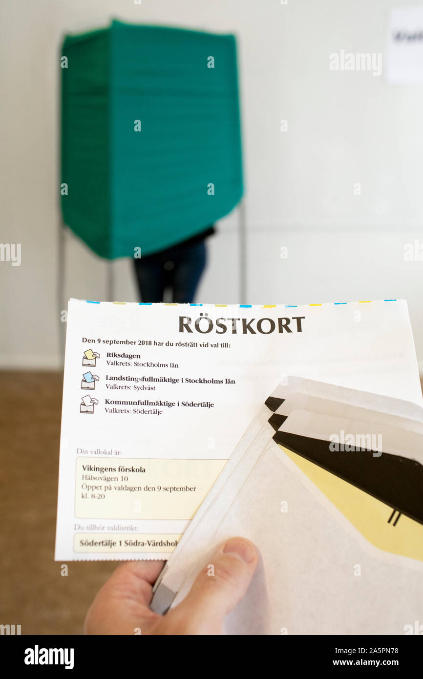 Hand holding voting card Stock Photo - Alamy