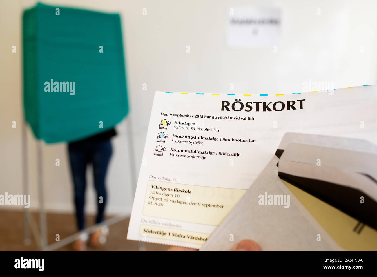 Hand holding voting card Stock Photo - Alamy