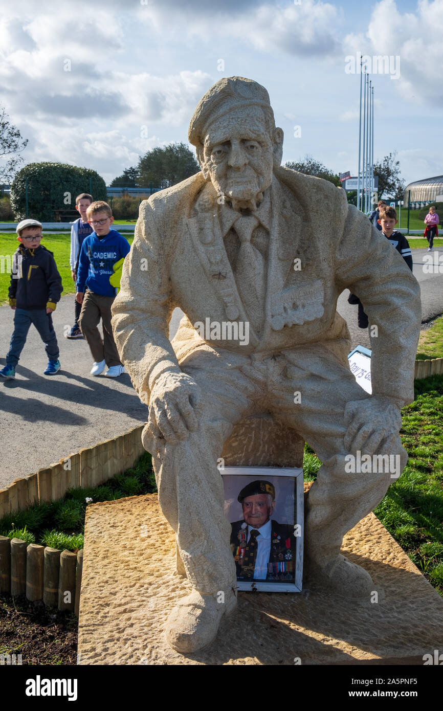 Children looking at statue of D-Day veteran Bill Pendell in D-Day 75 ...
