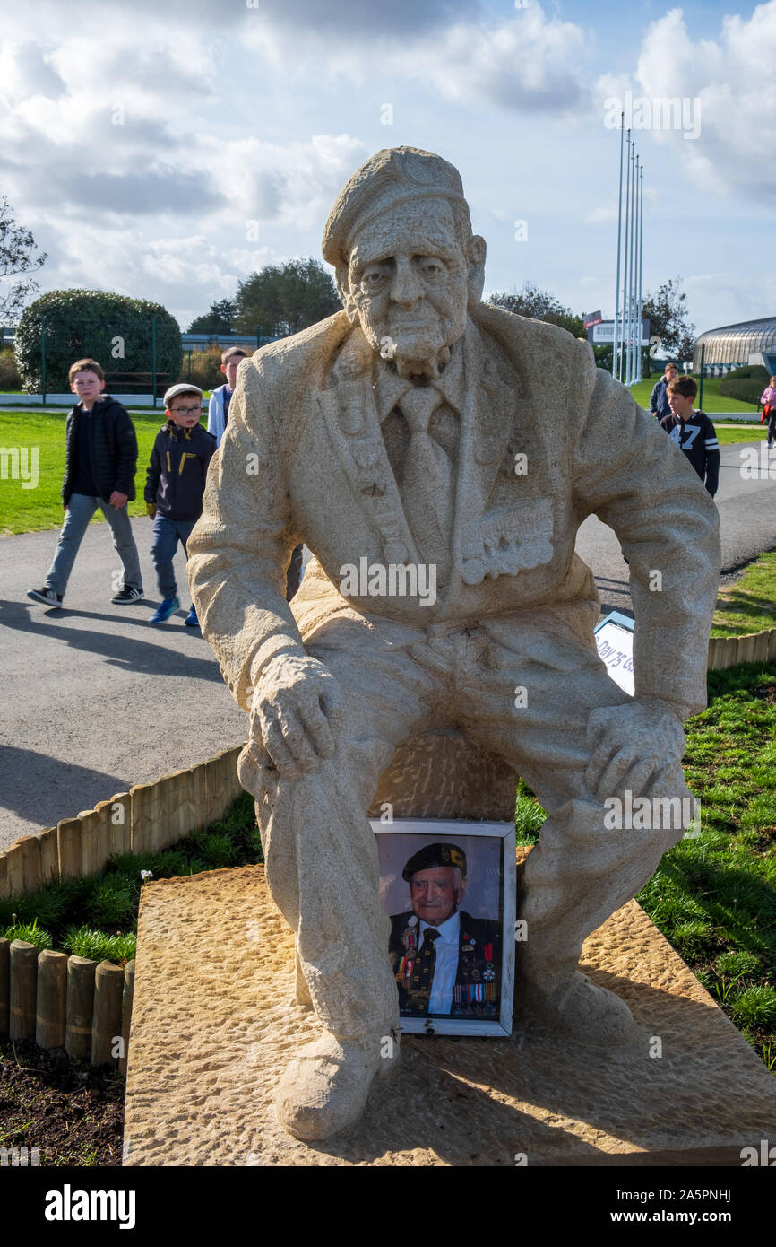 Children looking at statue of D-Day veteran Bill Pendell in D-Day 75 ...