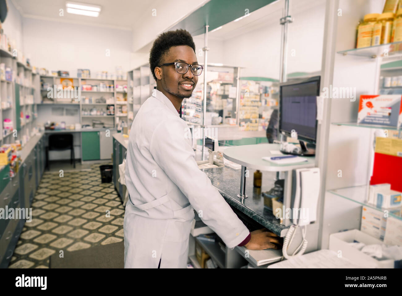 Pharmacist behind counter hi-res stock photography and images - Alamy
