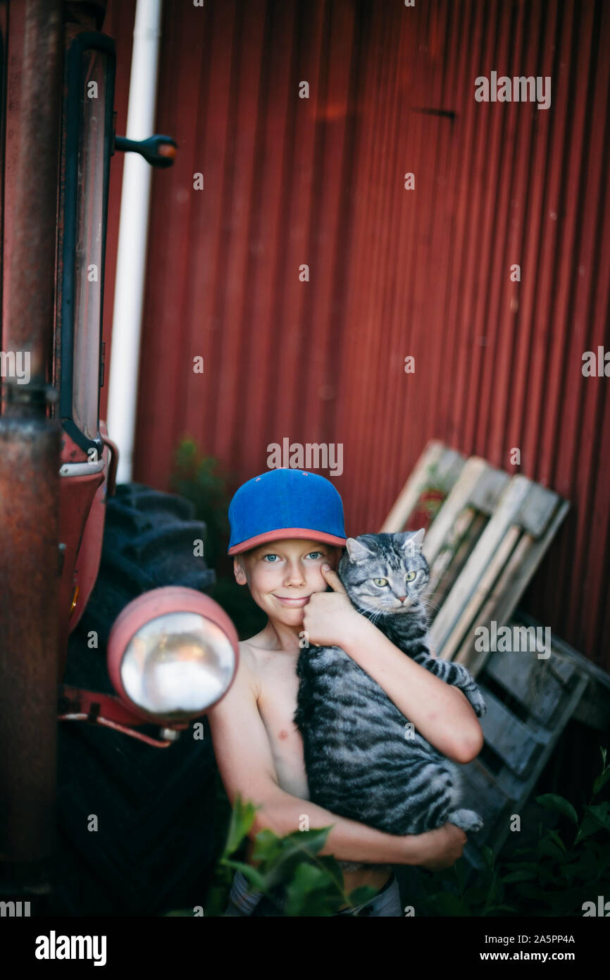 Boy holding cat Stock Photo - Alamy