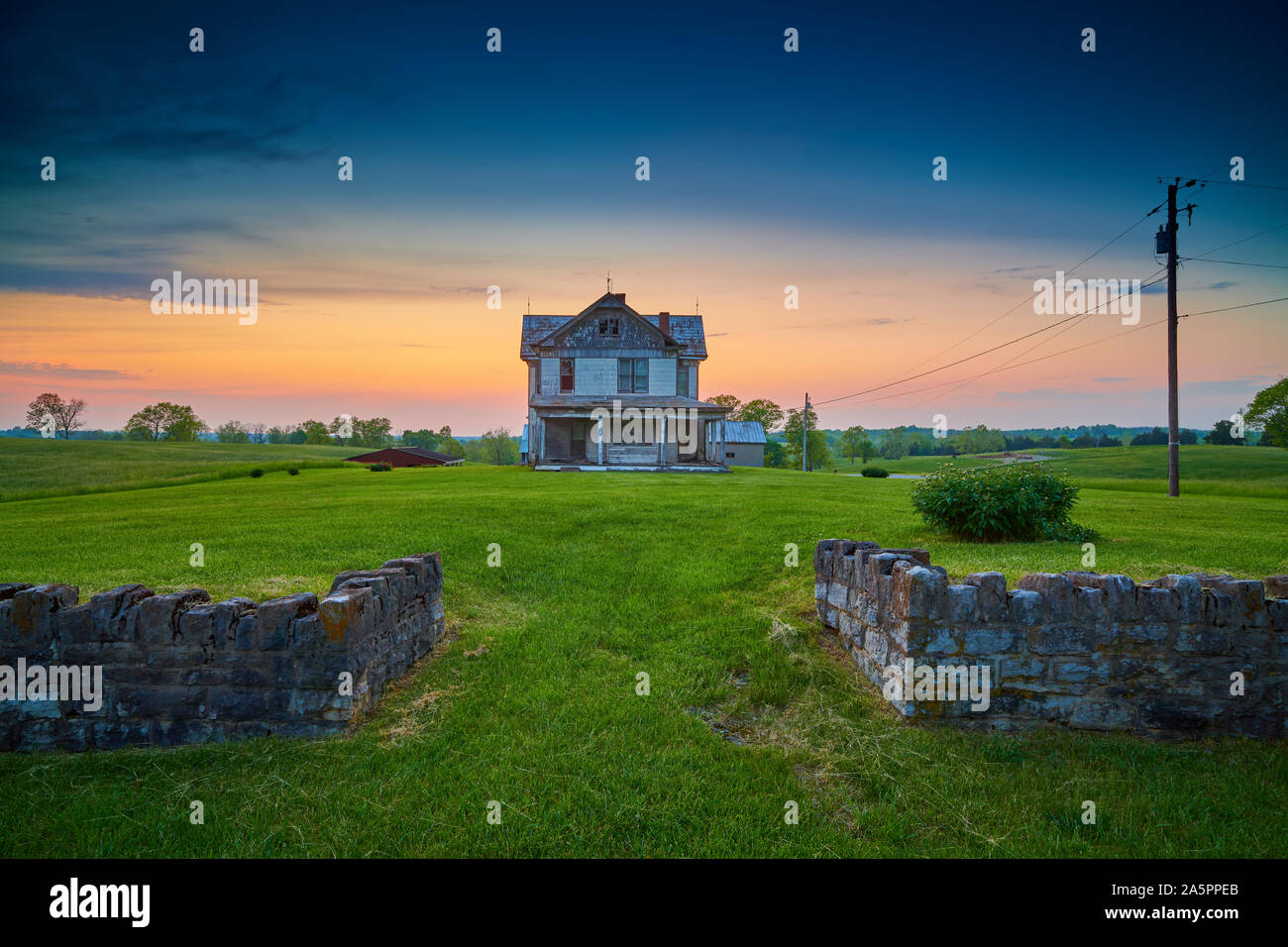 Old prairie farm buildings hi-res stock photography and images - Alamy