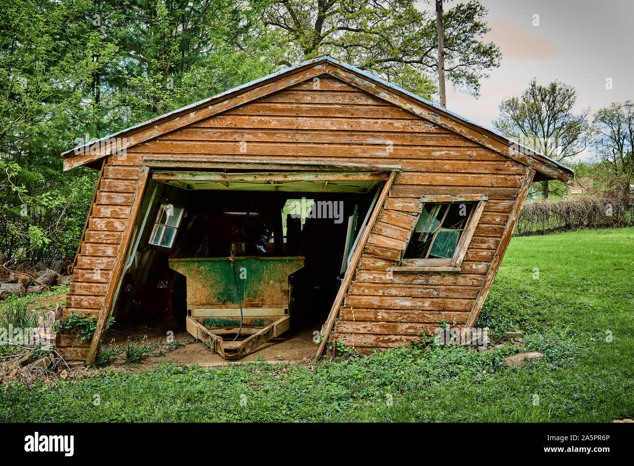 Shed falling down hi-res stock photography and images - Alamy