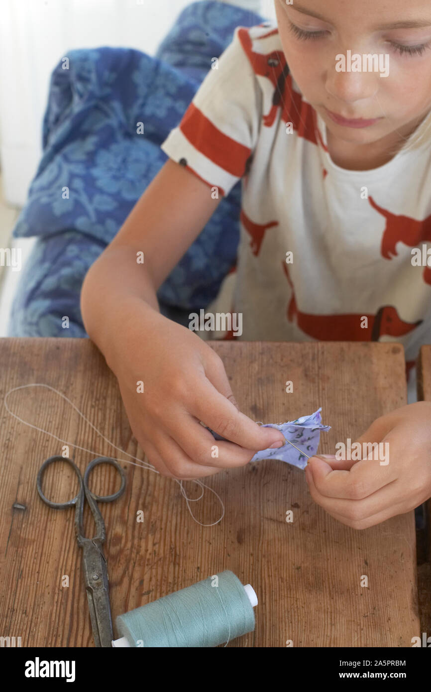 Girl sewing hi-res stock photography and images - Alamy