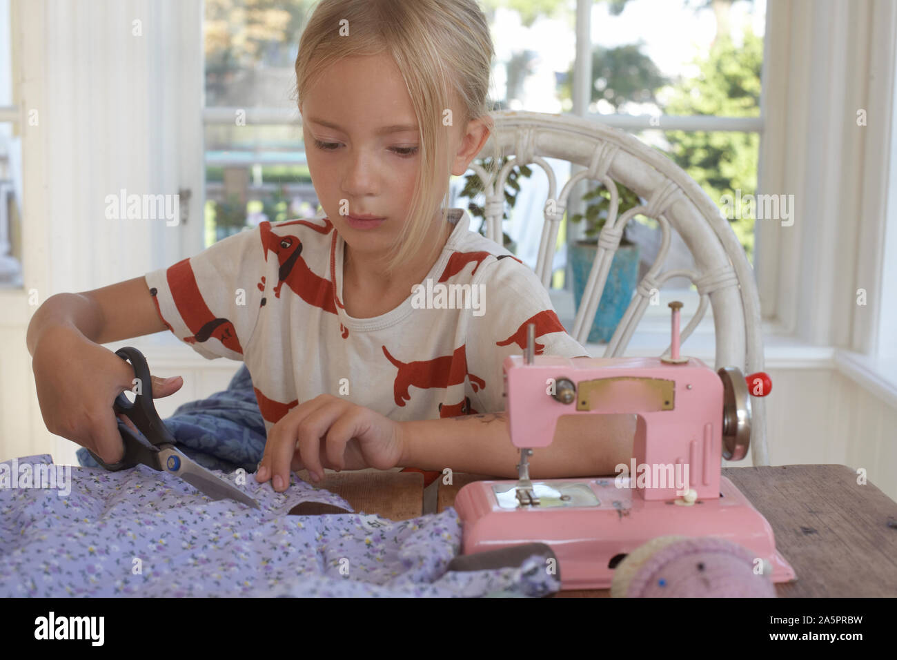 Girl sewing hi-res stock photography and images - Alamy