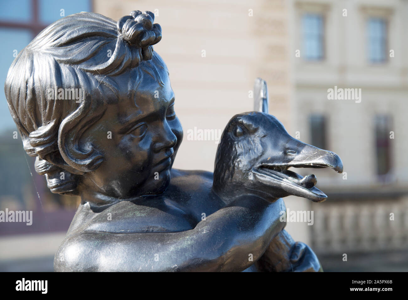 Statue osborne house queen victoria hi-res stock photography and images ...