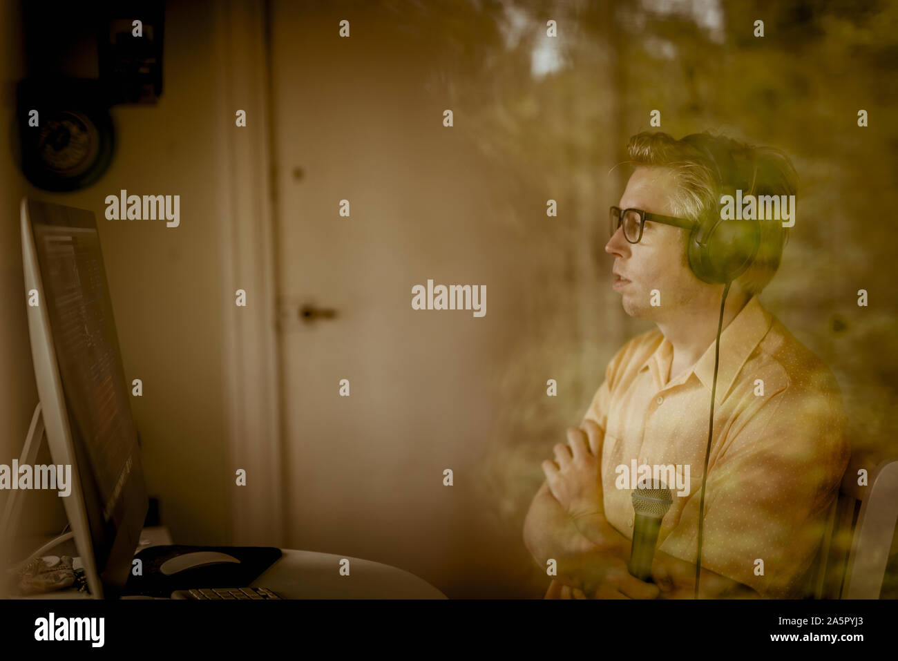 Man looking at computer screen hi-res stock photography and images - Alamy