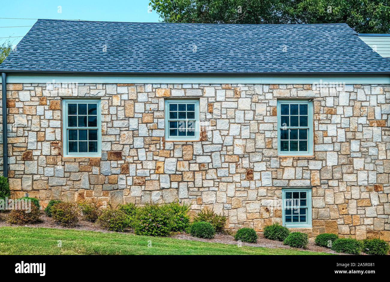 Stone building architecture hi-res stock photography and images - Alamy