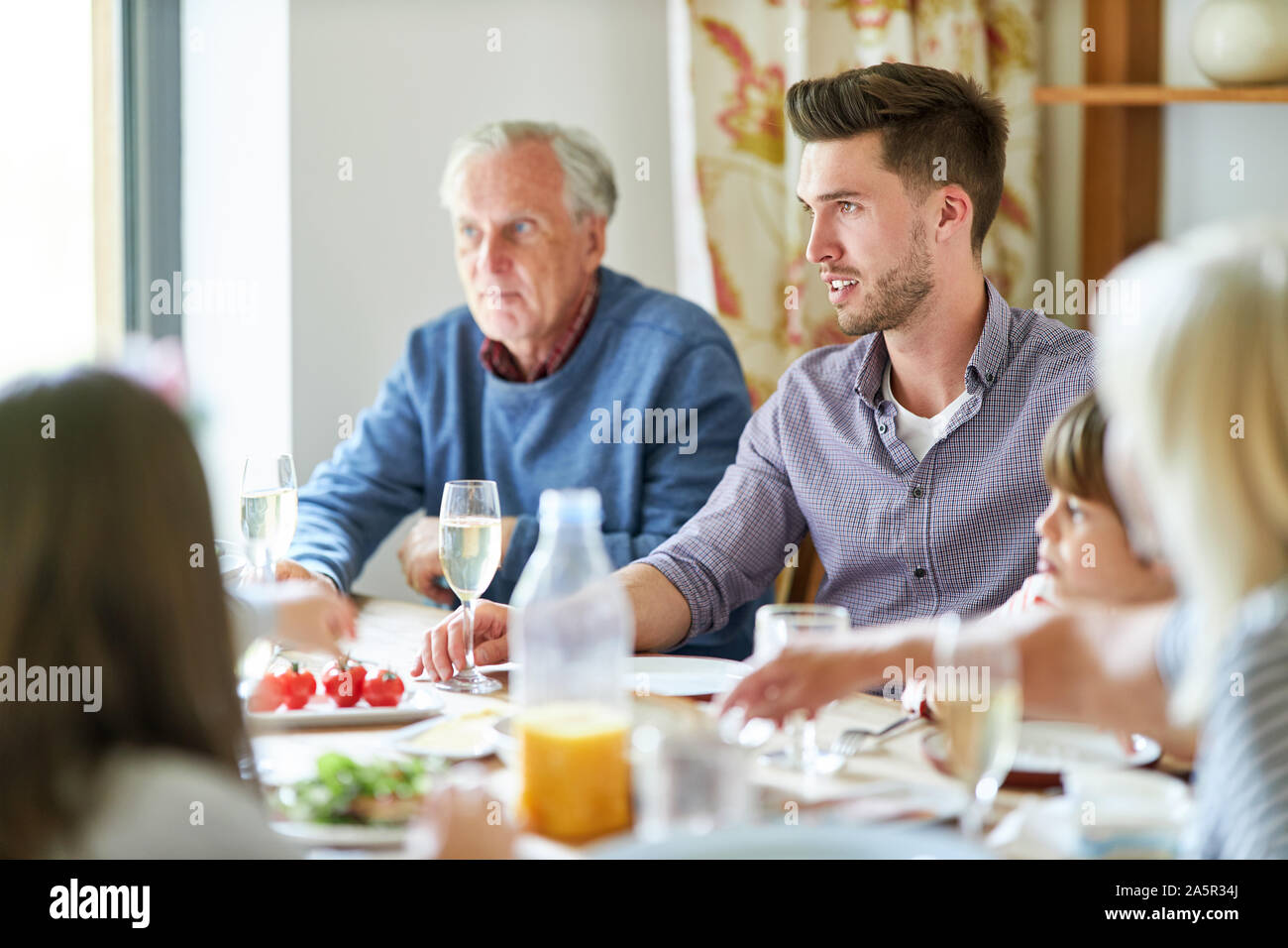Extended family dinner hi-res stock photography and images - Alamy