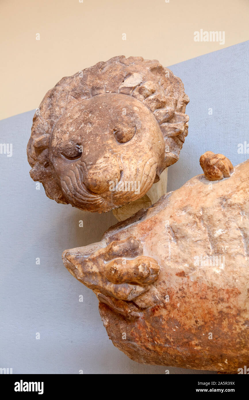 Lion head statue hi-res stock photography and images - Alamy
