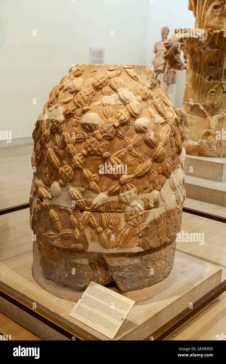 The omphalos stone "navel of the earth" in Delphi Museum, Greece Stock ...