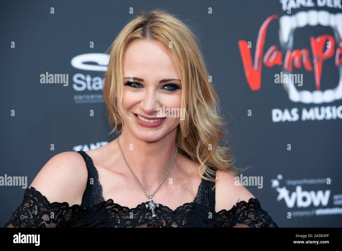 Pia MALO, Schlagersaengerin, Red Carpet, Red Carpet Show, premiere of ...