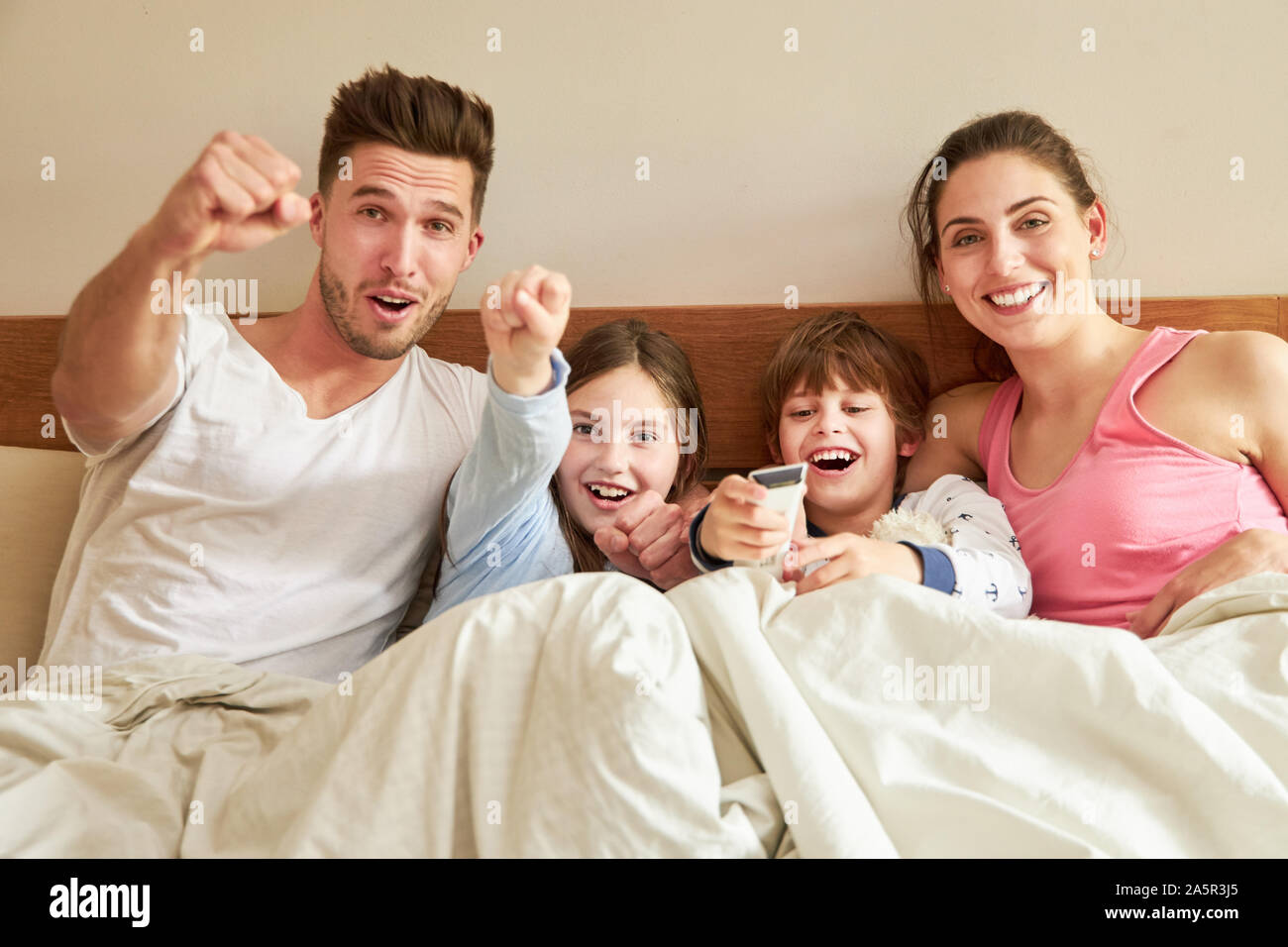 Two kids watching tv hi-res stock photography and images - Alamy