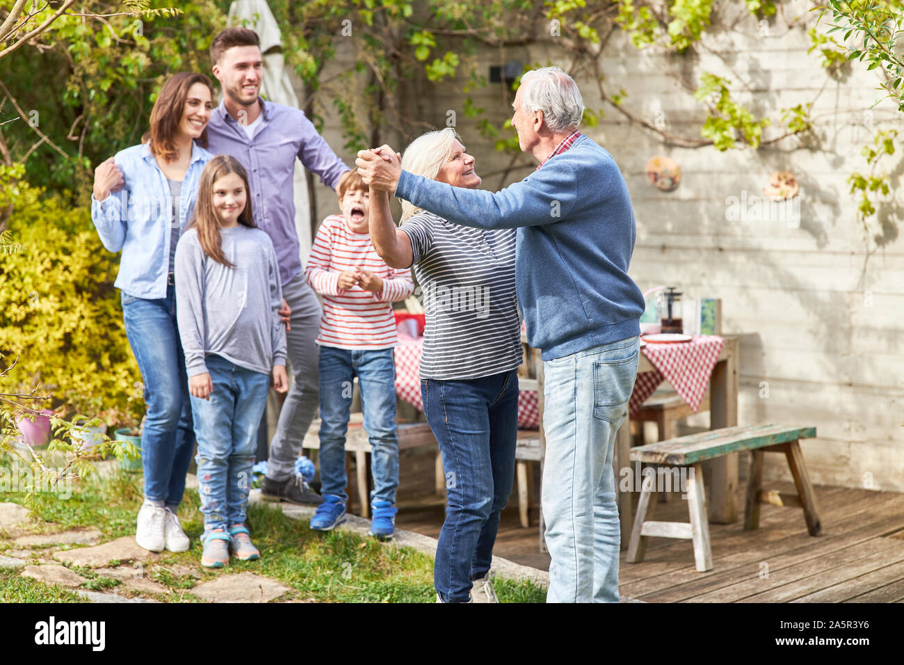 Grandparents dancing at wedding hi-res stock photography and images - Alamy