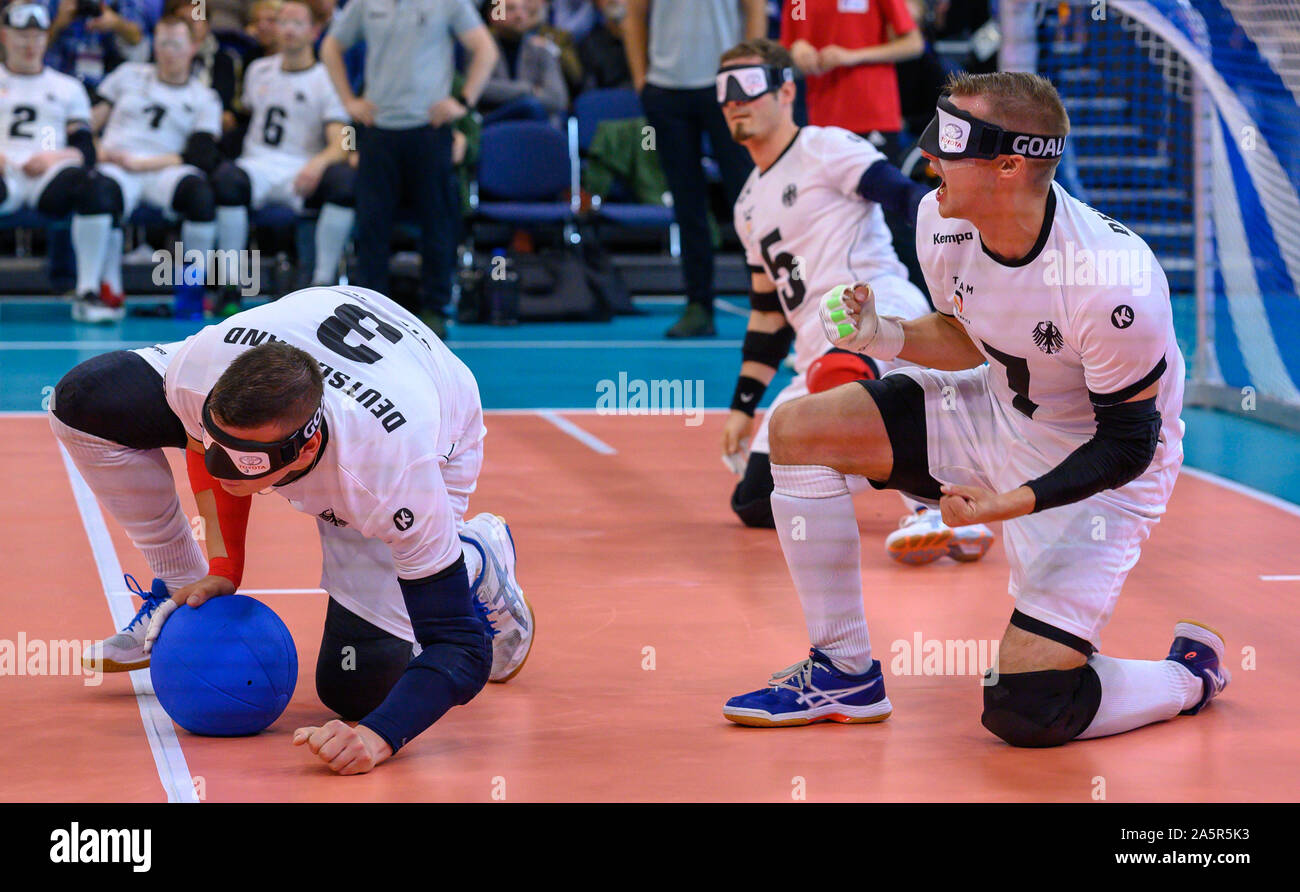 Goalball visually impaired people hi-res stock photography and images ...
