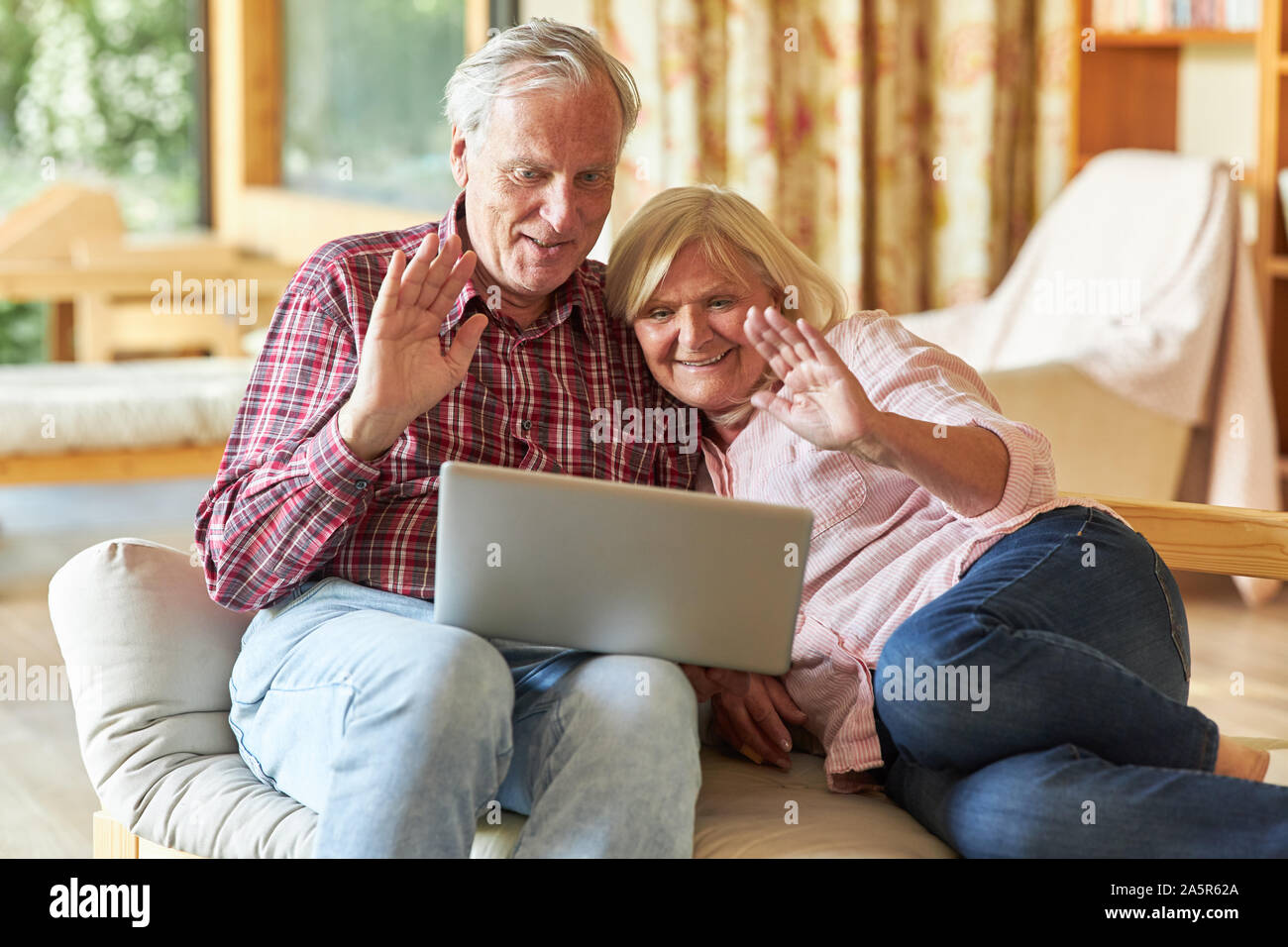 Senior laptop couple screen hi-res stock photography and images - Alamy