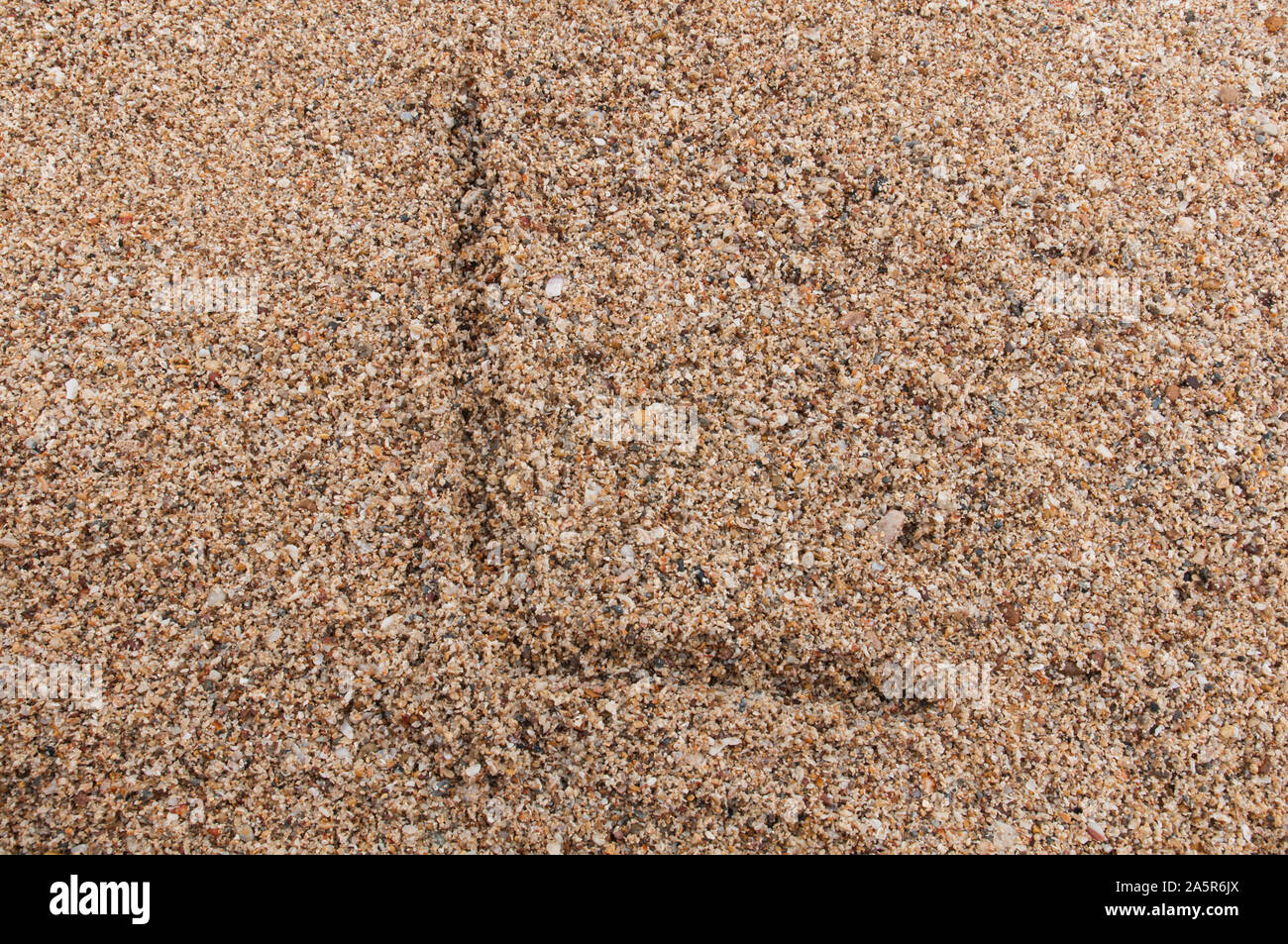 Character L of the alphabet writing on the sand Stock Photo - Alamy
