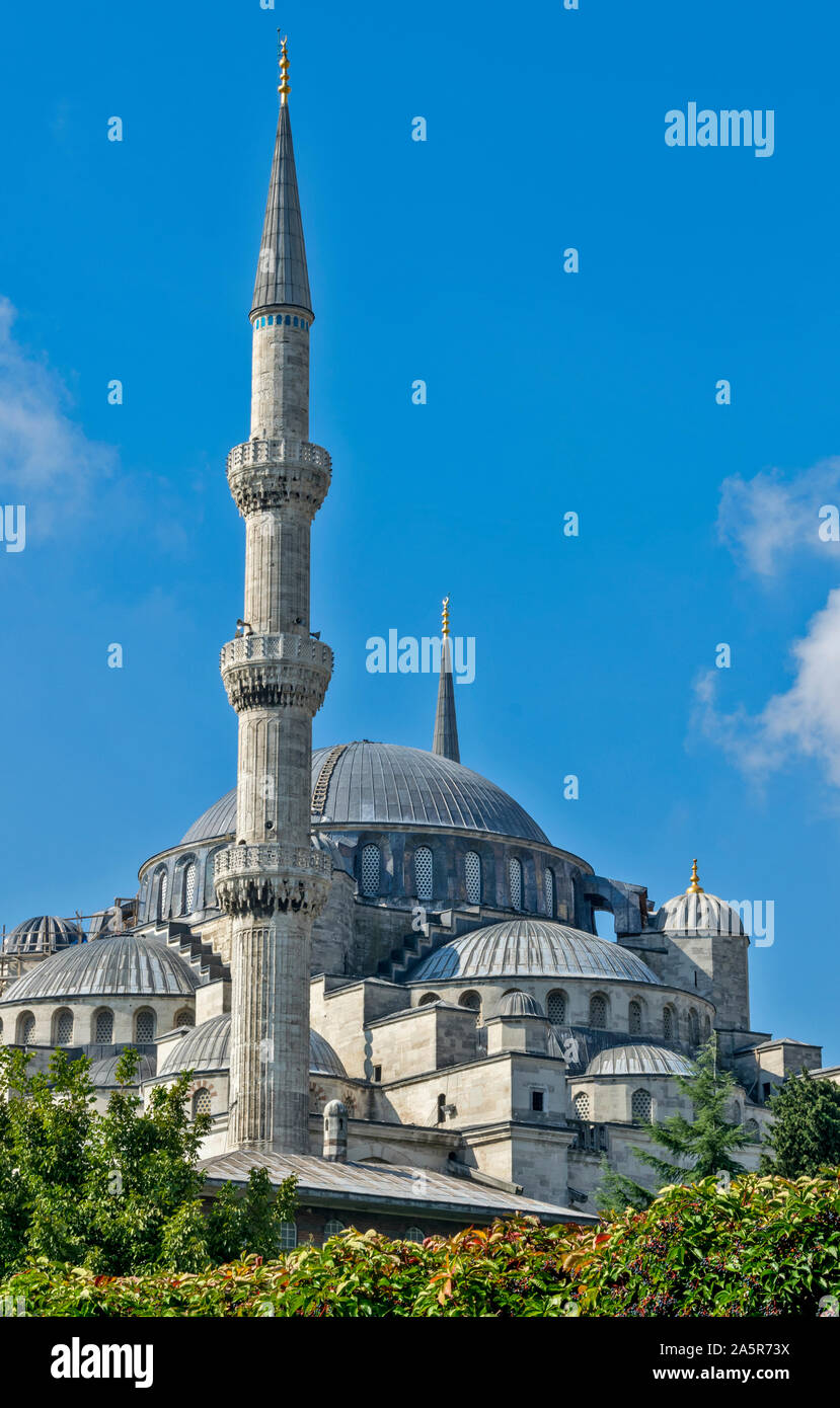 ISTANBUL TURKEY THE BLUE MOSQUE AND MINARETS AGAINST A BLUE SKY Stock Photo - Alamy