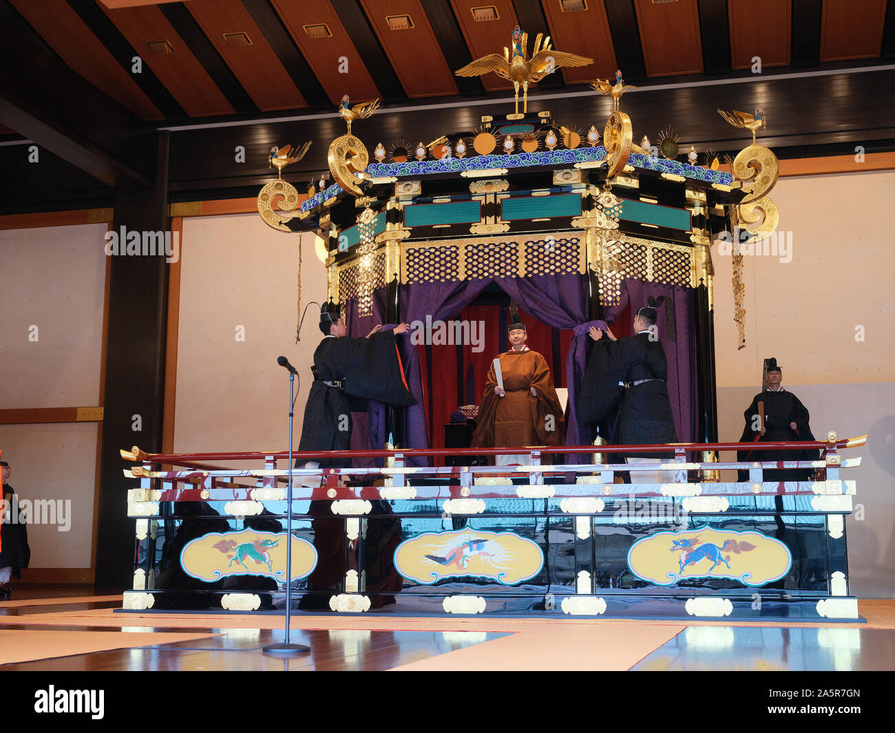 (191022) -- TOKYO, Oct. 22, 2019 (Xinhua) -- Japanese Emperor Naruhito ...