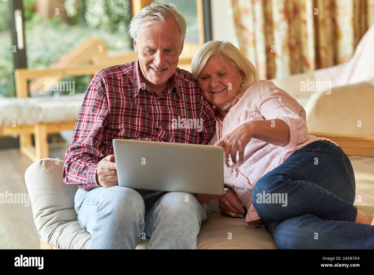 Senior laptop couple screen hi-res stock photography and images - Alamy