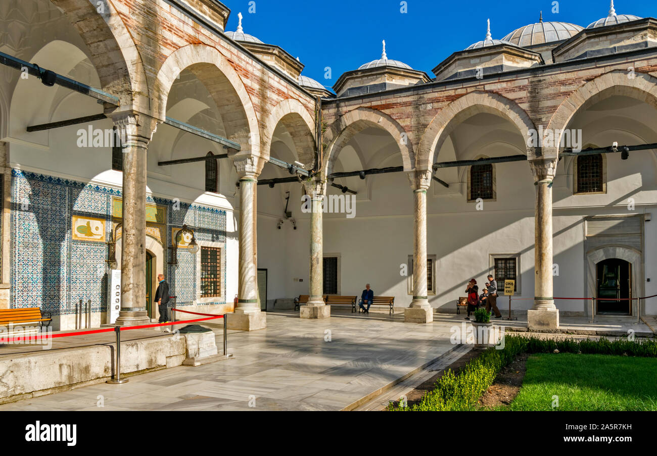 TOPKAPI PALACE TURKEY COURTYARD AND ELABORATE TILING AROUND THE ...