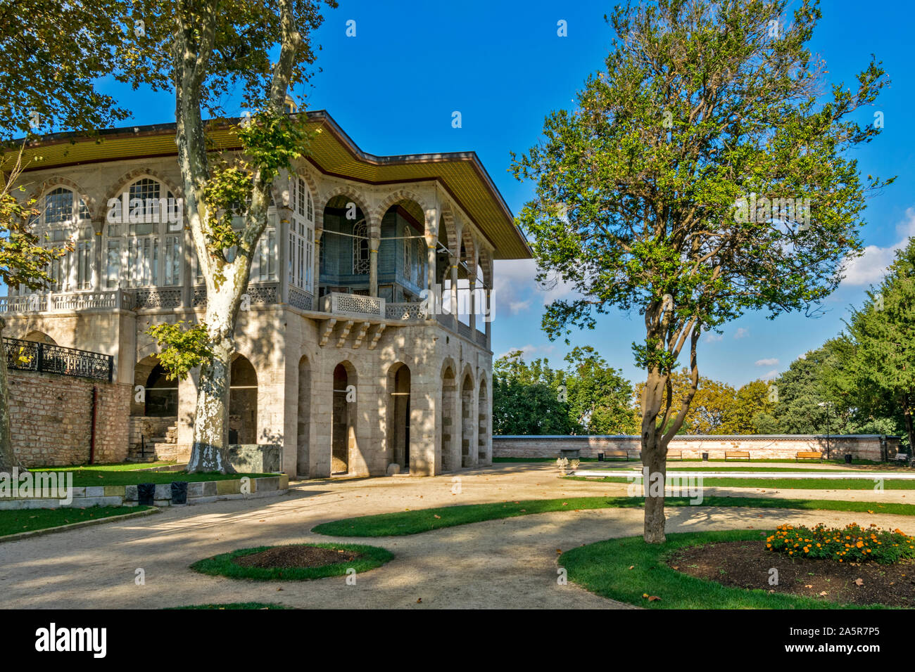 TOPKAPI PALACE TURKEY COURTYARD WITH TREES AND GARDENS AND A LARGE ...