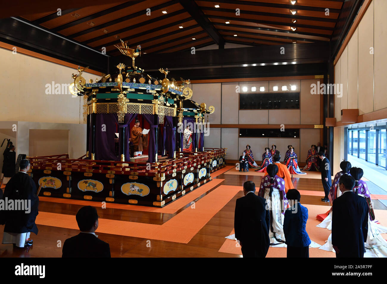 (191022) -- TOKYO, Oct. 22, 2019 (Xinhua) -- Japanese Emperor Naruhito ...
