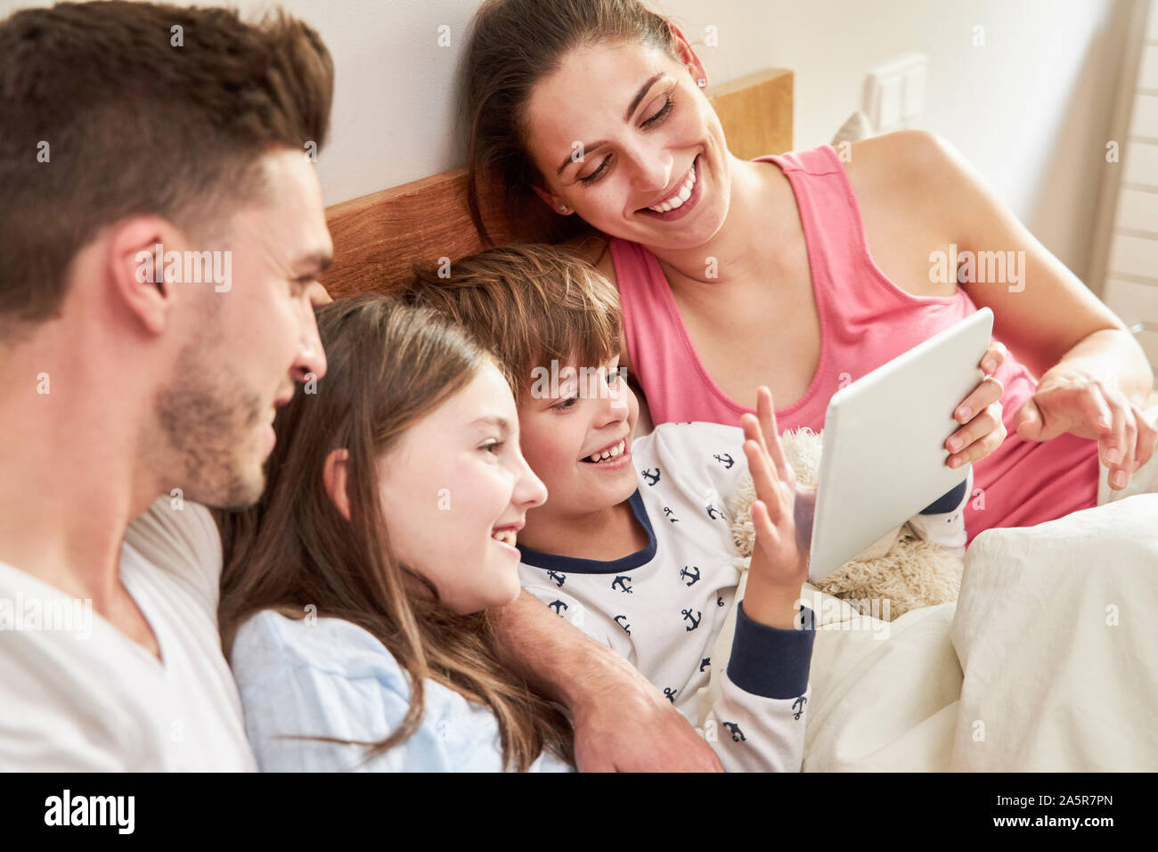 Kids parents computer hi-res stock photography and images - Alamy