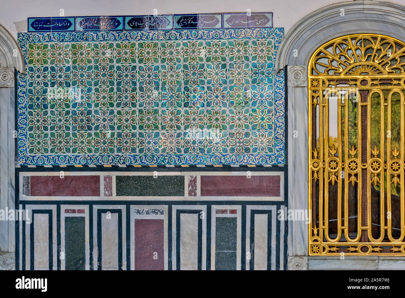 TOPKAPI PALACE TURKEY ELABORATE MOSLEM WALL TILES Stock Photo - Alamy
