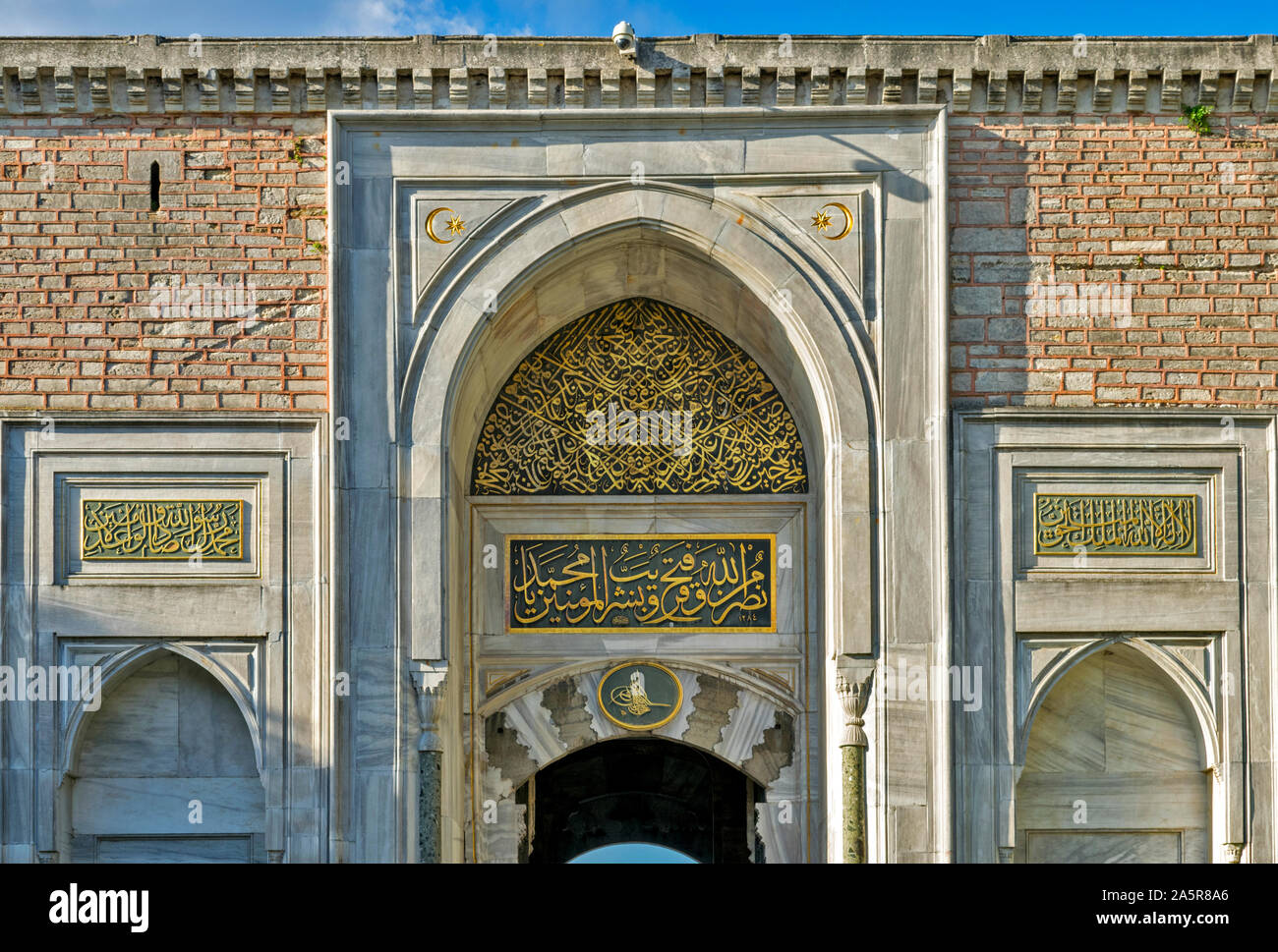 TOPKAPI PALACE TURKEY THE FIRST ENTRANCE THE ORNATE IMPERIAL GATE WITH ...