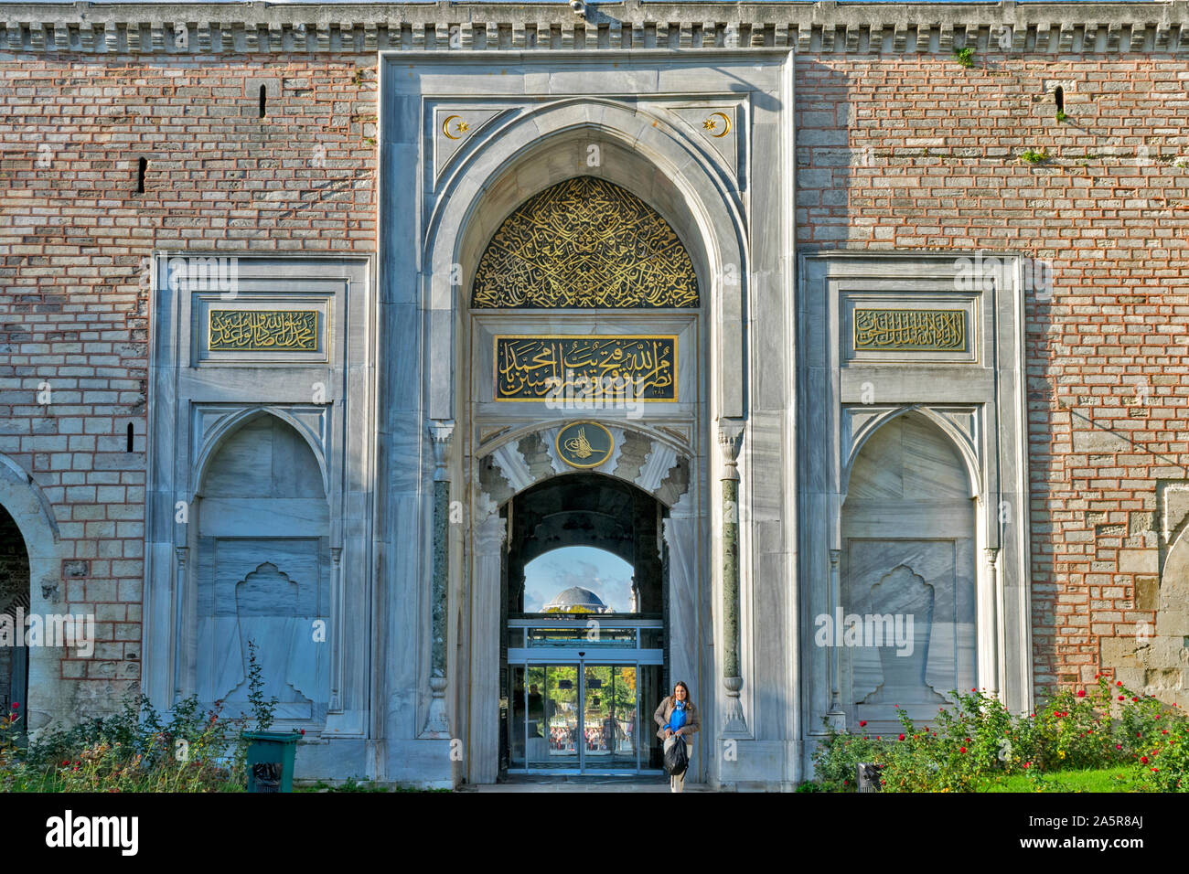 TOPKAPI PALACE TURKEY THE FIRST ENTRANCE THE ORNATE IMPERIAL GATE Stock ...