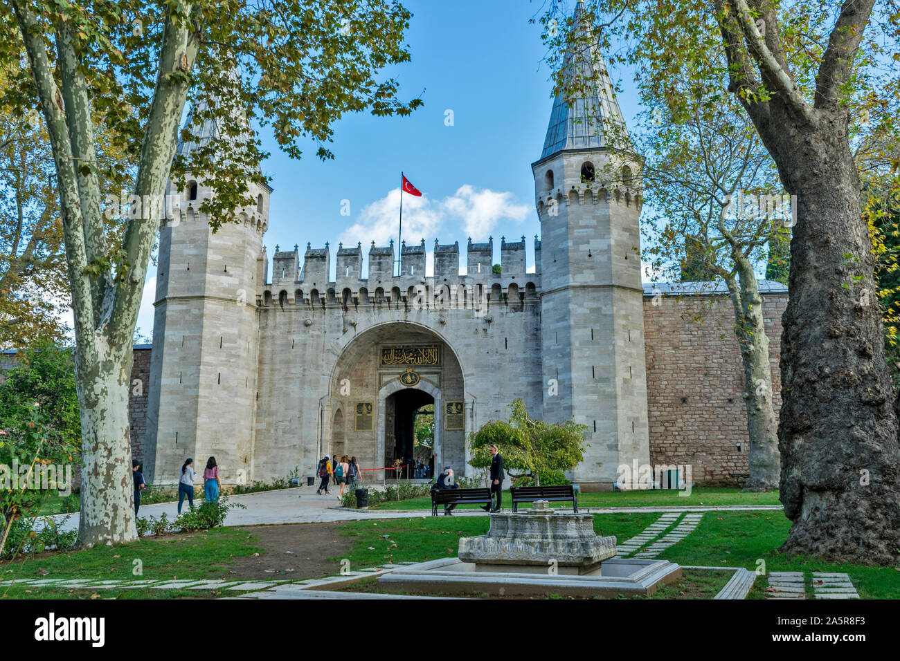 TOPKAPI PALACE TURKEY THE GATE OF SALUTATION THE ENTRANCE TO THE SECOND ...