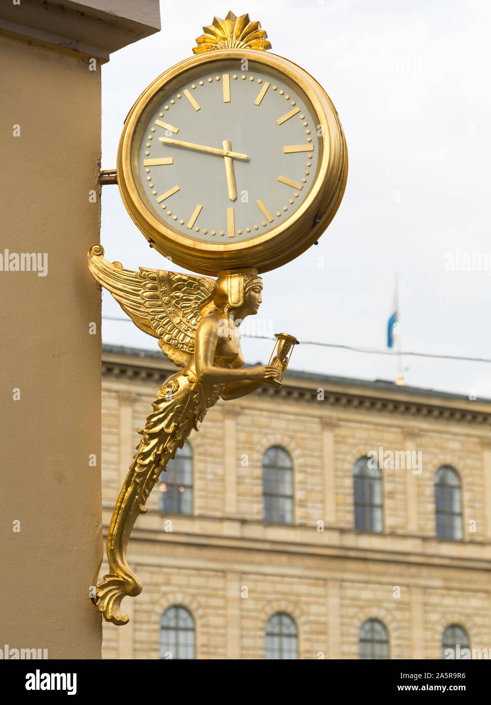 Golden watch hi-res stock photography and images - Alamy