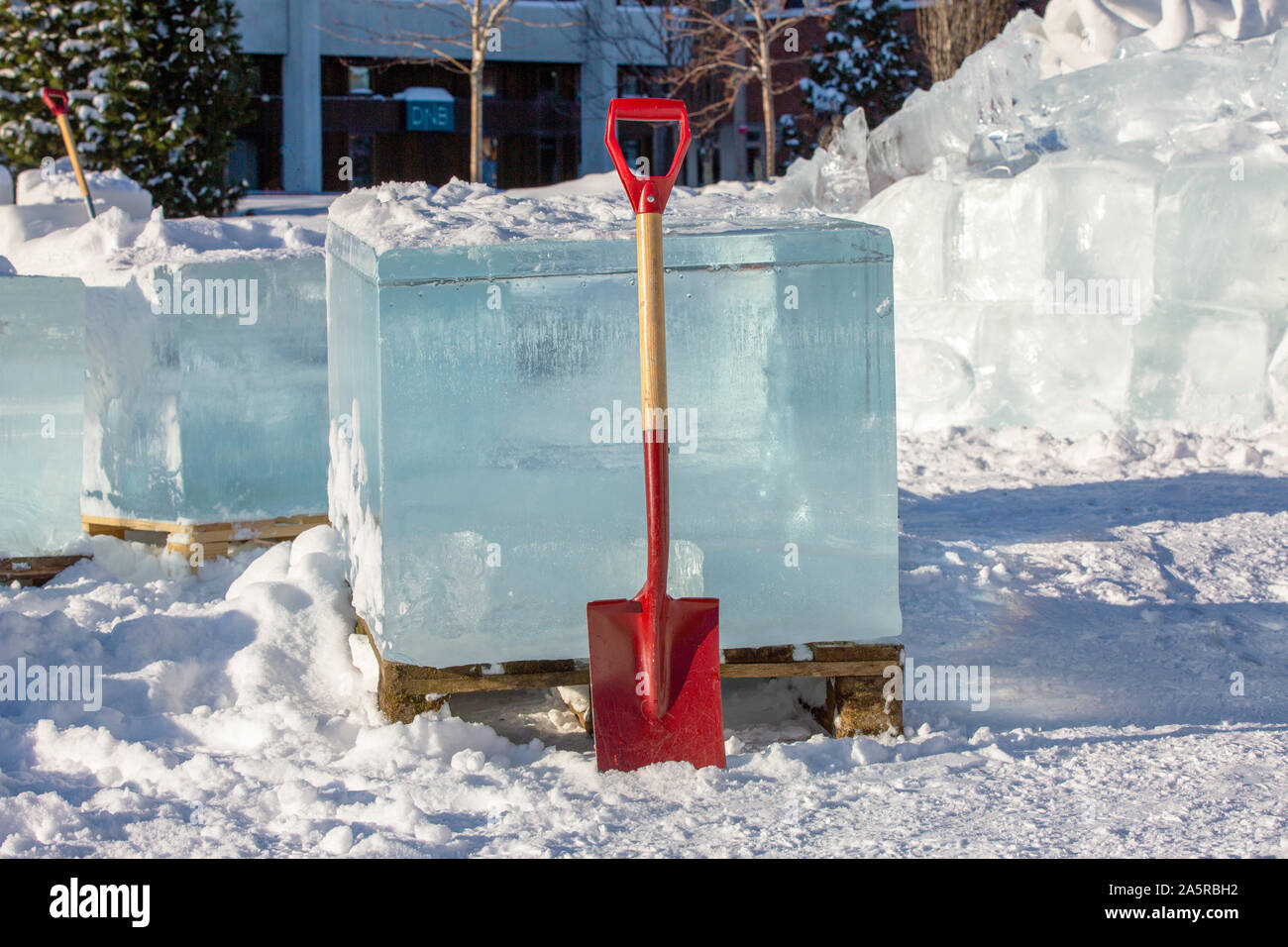 Ice cube shovel hi-res stock photography and images - Alamy