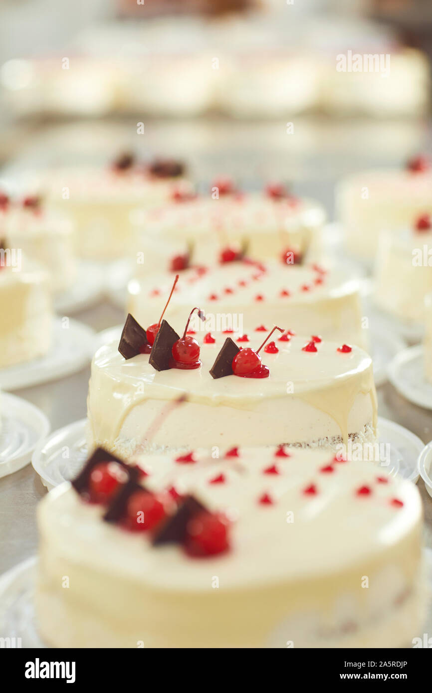 Table of cakes hi-res stock photography and images - Alamy