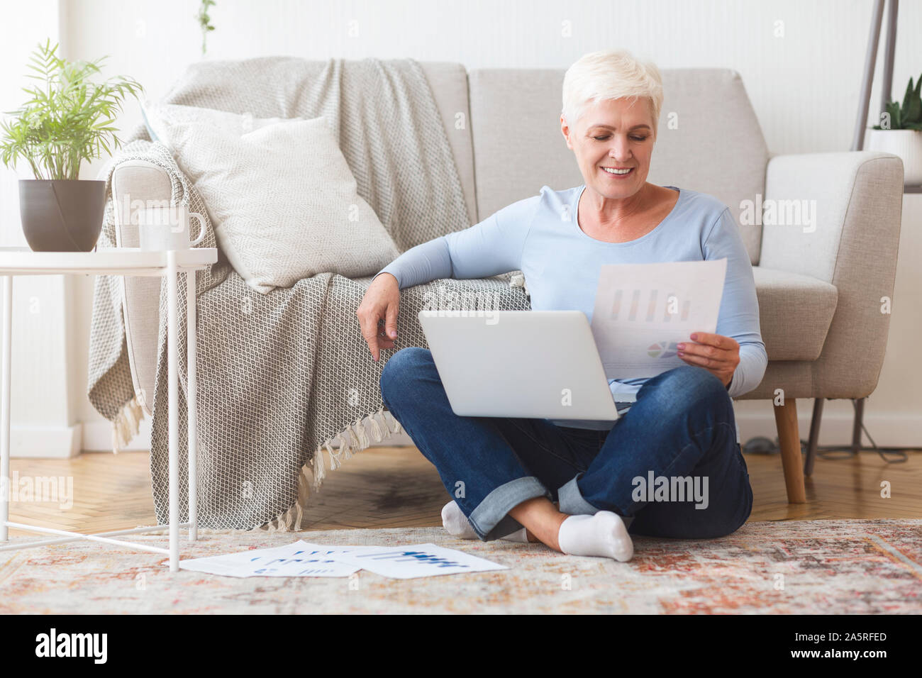 Old lady reading hi-res stock photography and images - Alamy