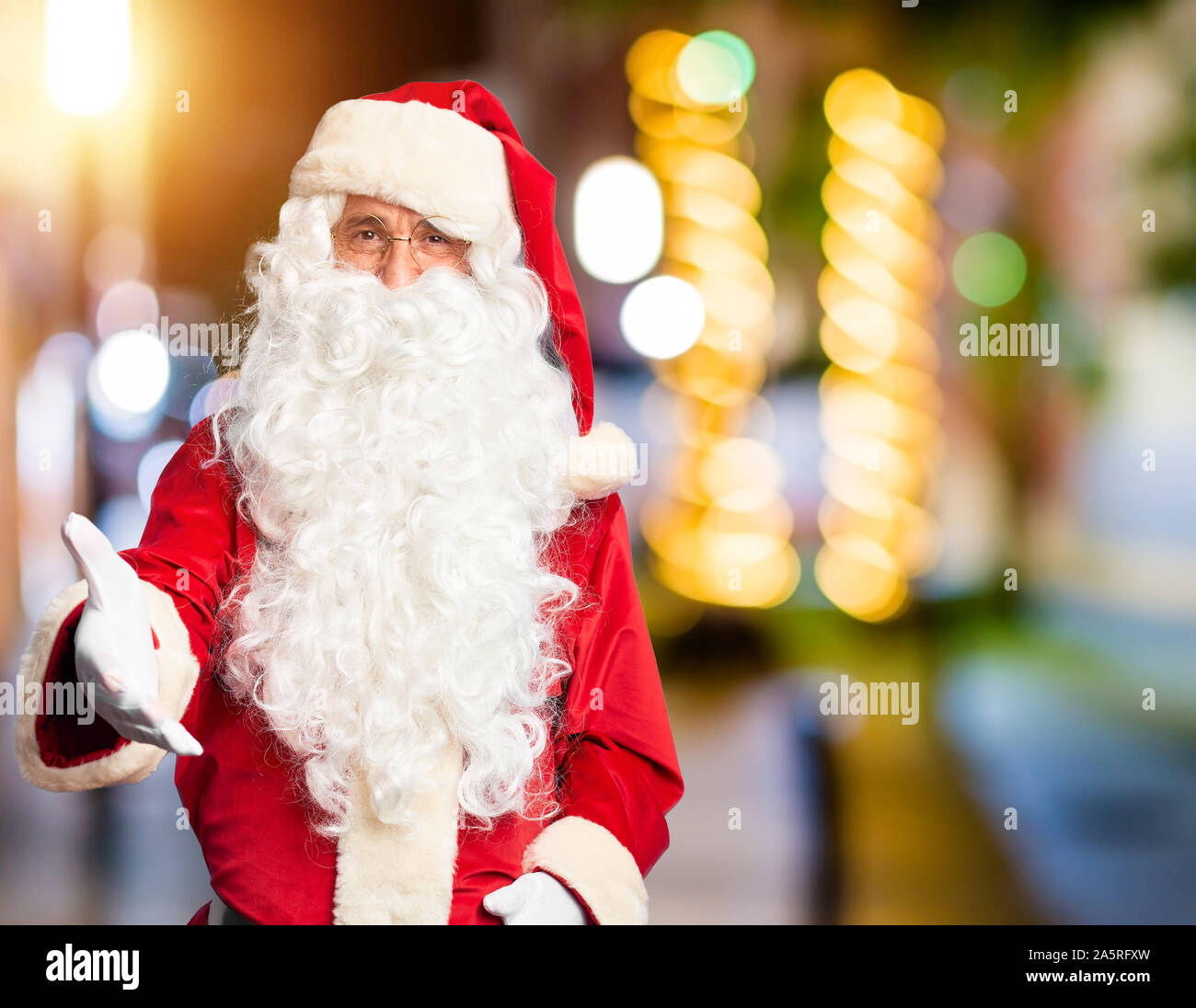 Santa claus shaking hands hi-res stock photography and images - Alamy