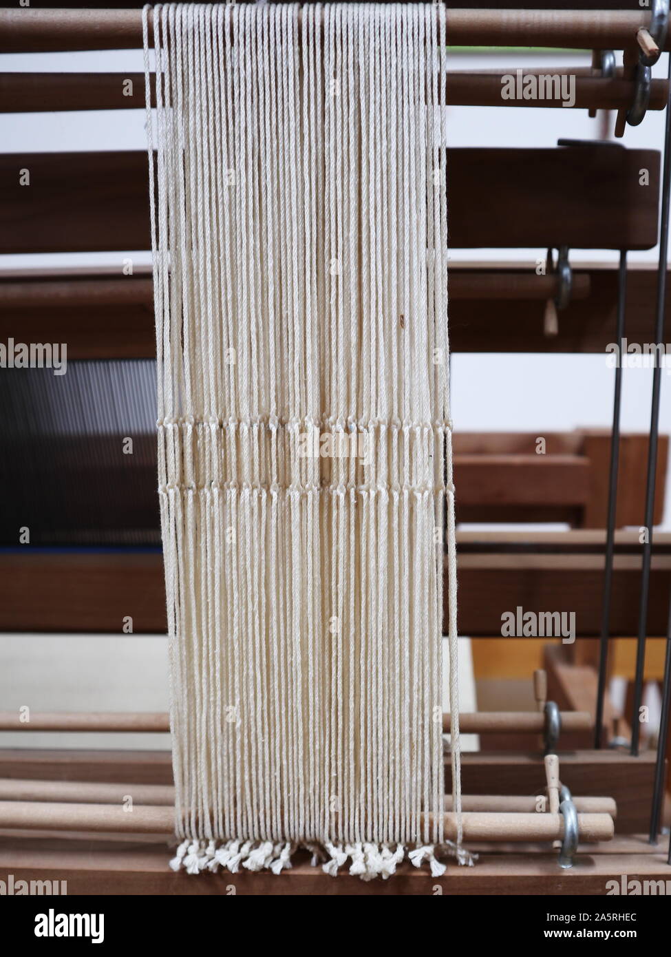 hand tied string heddles on the loom. Undressed Stock Photo - Alamy
