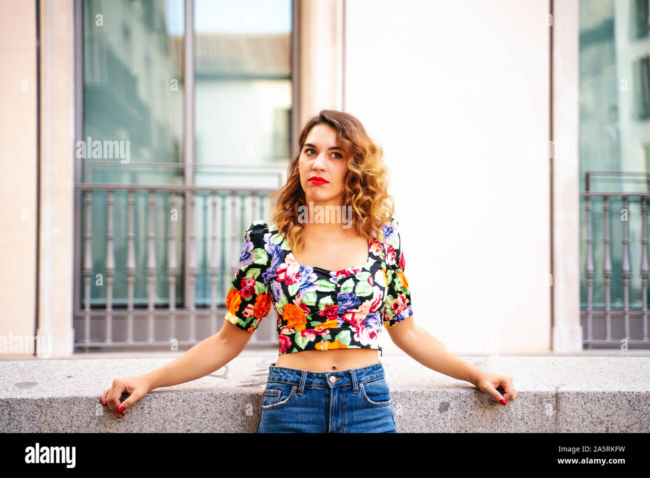 pretty woman enjoying a walk in the city Stock Photo - Alamy