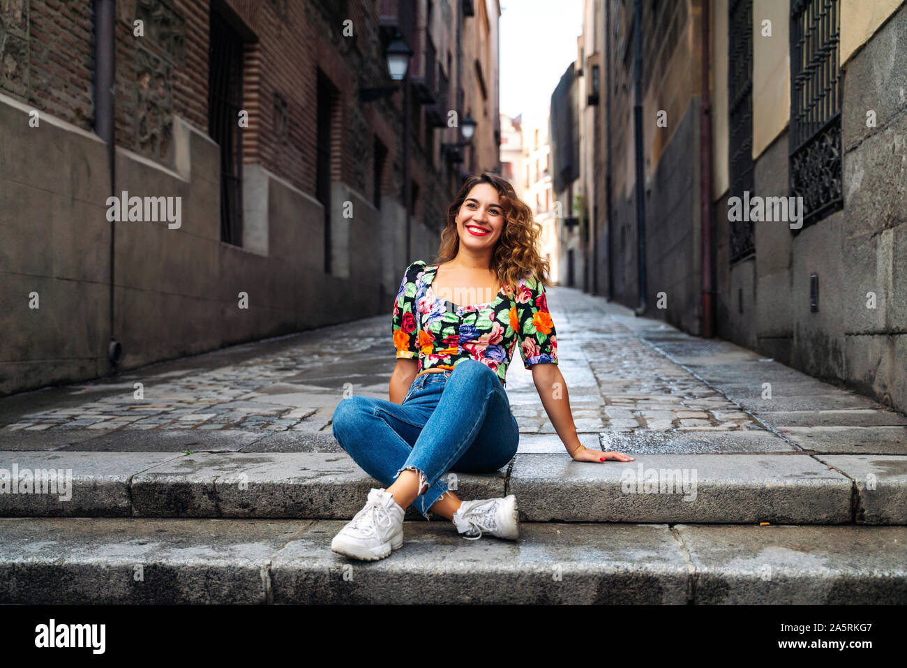 pretty woman enjoying a walk in the city Stock Photo - Alamy