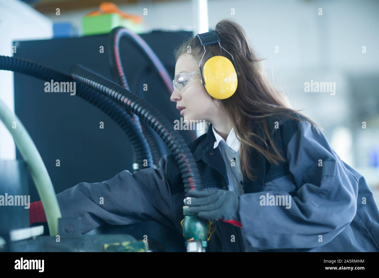 Woman engineer automotive hi-res stock photography and images - Alamy