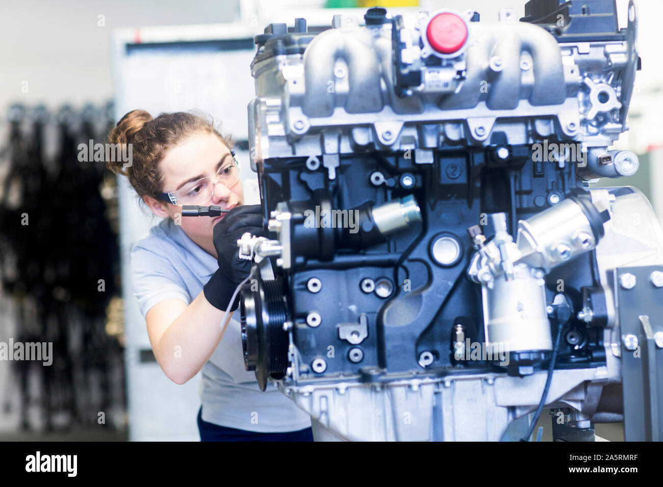 Woman engineer automotive hi-res stock photography and images - Alamy
