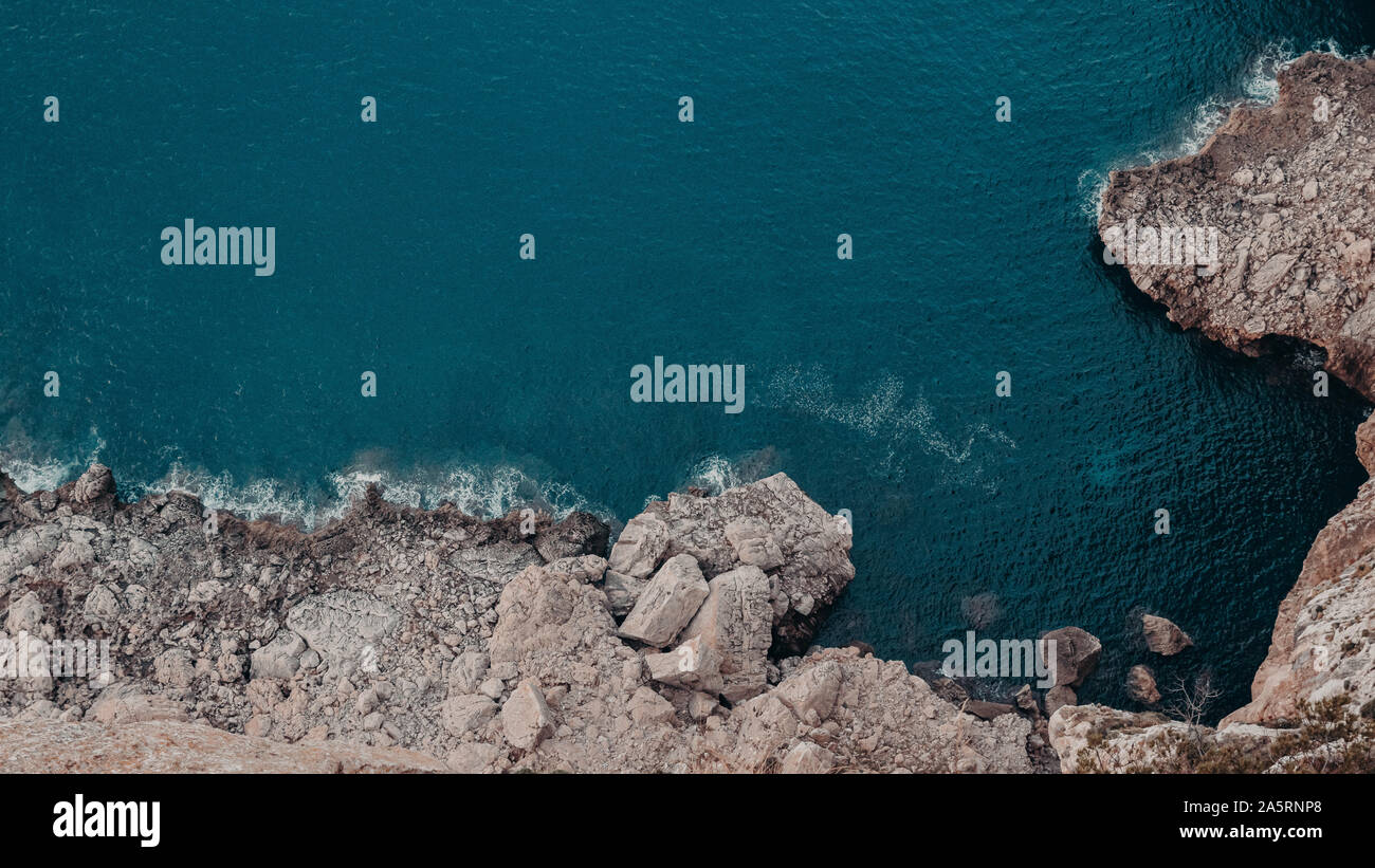 Rock cliff above water hi-res stock photography and images - Alamy