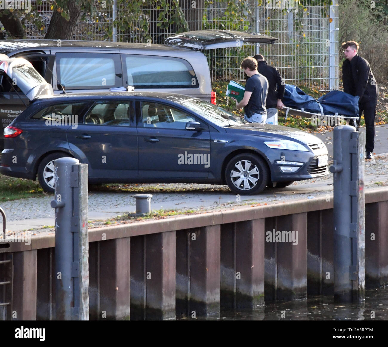 Female corpse hi-res stock photography and images - Alamy